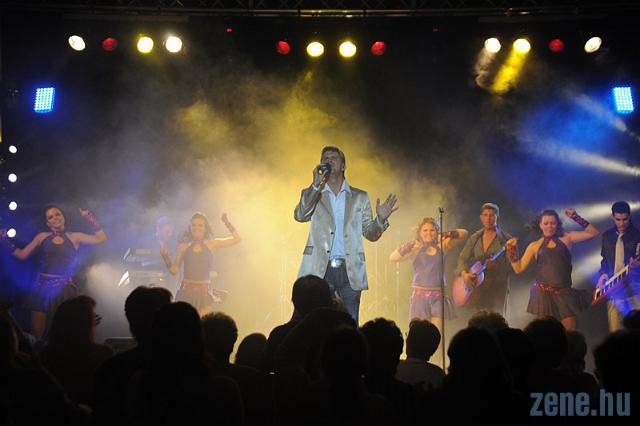 Zene.hu - Tilinger Attila földöntúli duettje Zámbó Jimmyvel - fotókkal